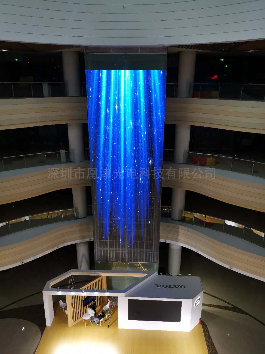 南京某商场中庭透明LED显示屏案例